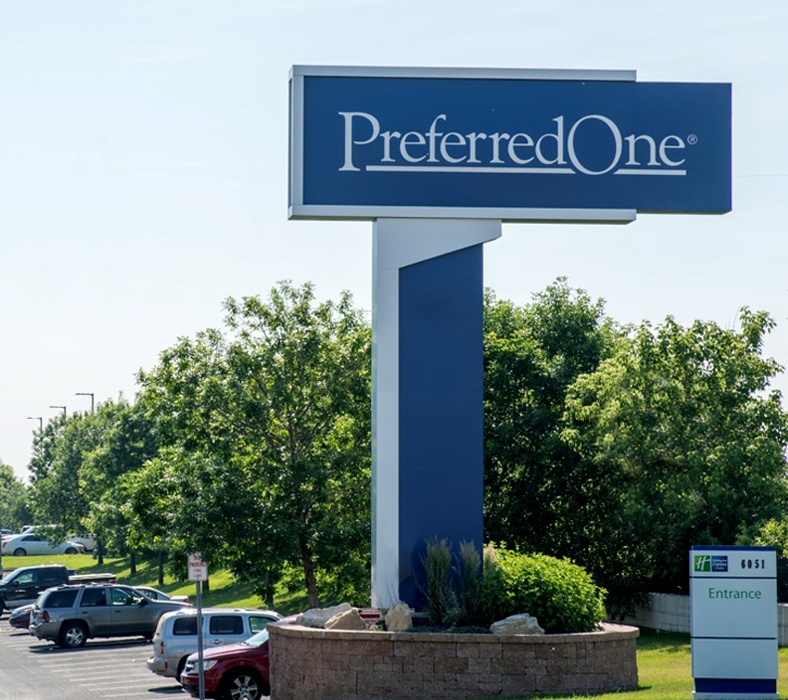 What are the Differences Between Pylon and Monument Signs?